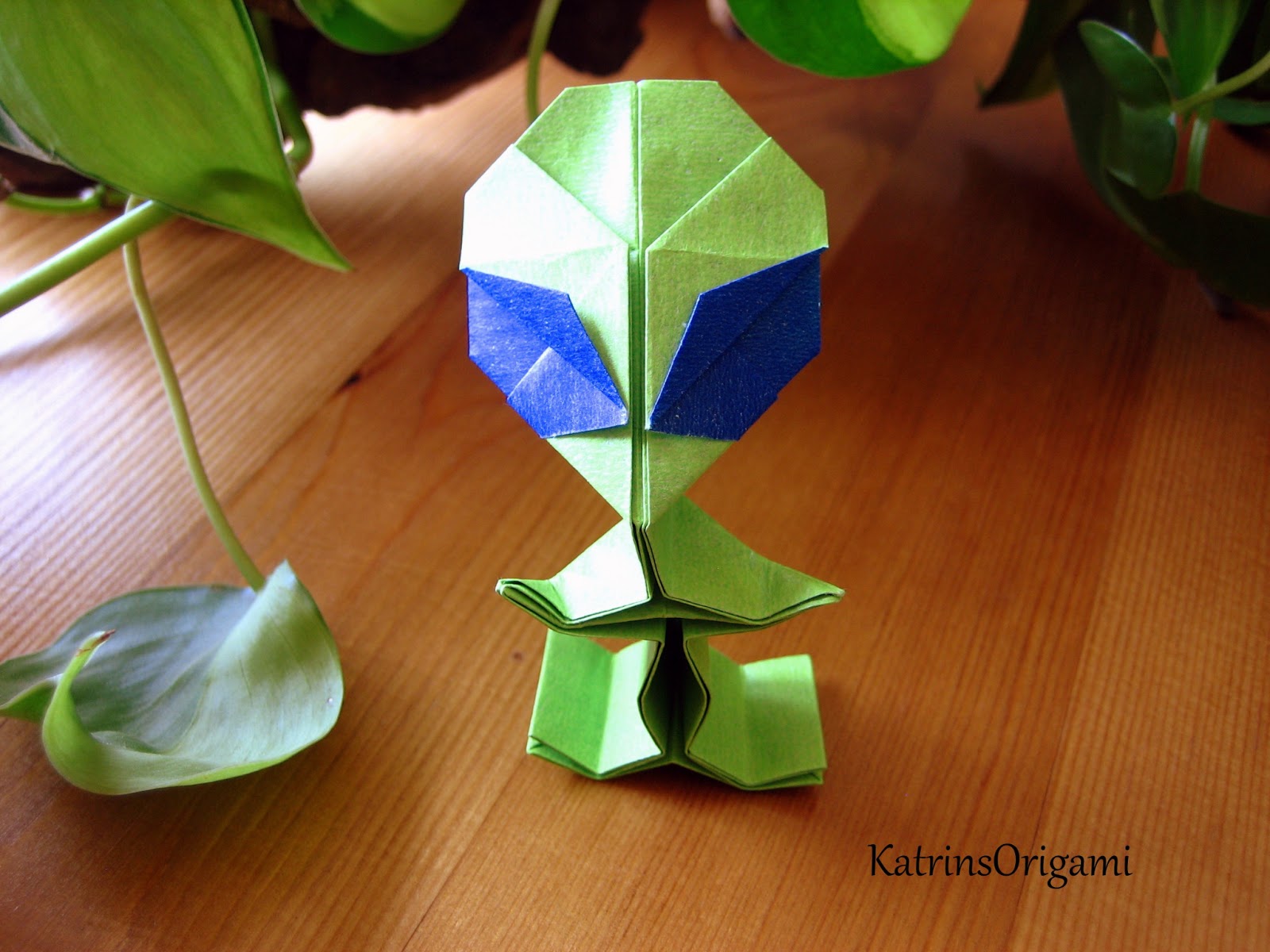 Origami die Kunst des Papierfaltens: Origami Alien