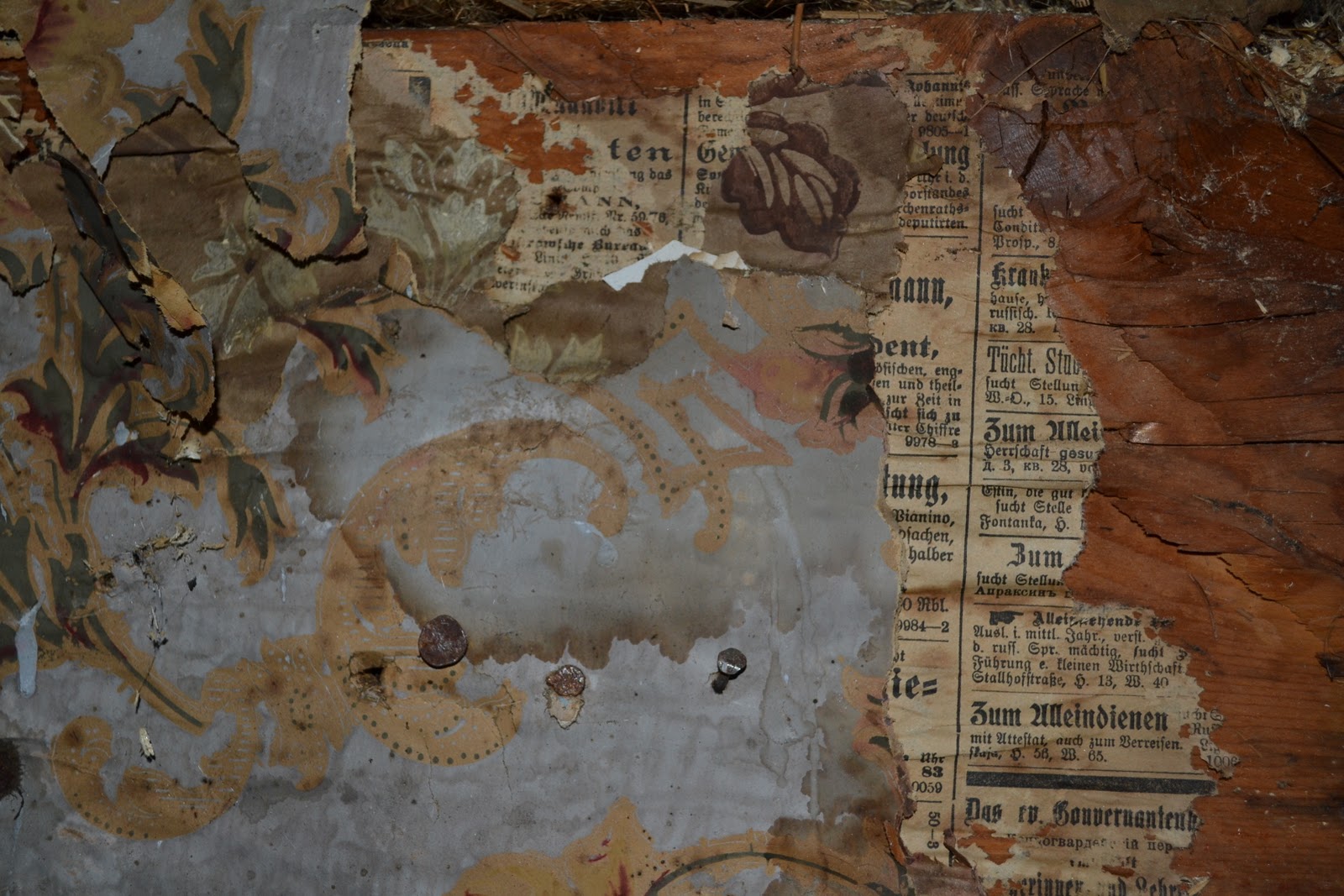 Väike maja Marta tänaval...: SAKSA KEELSED AJALEHED SEINAS - PUHAS KUNST!