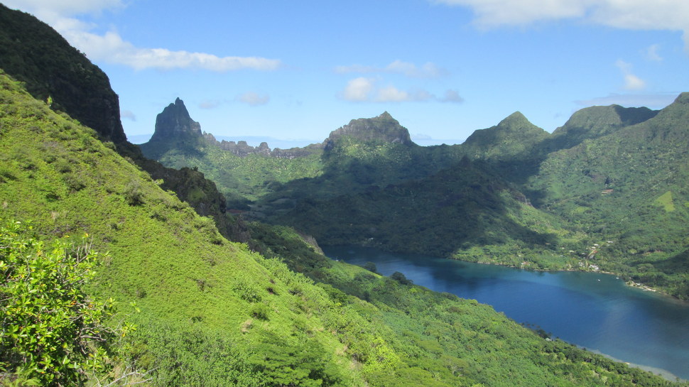 Panorama sur la Baie d'Opunohu depuis la crête du Mont Rotui