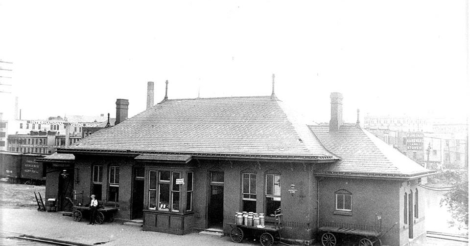 Towns and Nature: Elgin, IL: Metra/Milwaukee Depot