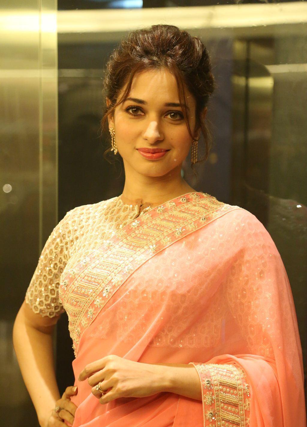 [HD Gallery] Tamannaah Bhatia Looks Stunning In Saree At ‘ Bahubali ...