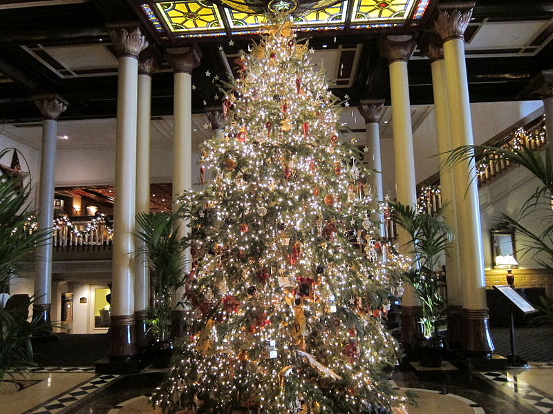 Loop 360 holiday decorated trees : r/Austin