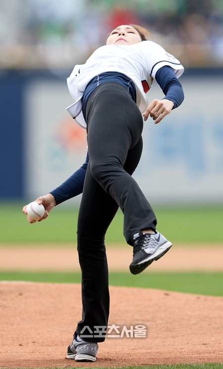 #279 Hong Soo Ah, Taemi, Bomi and Shin Soo Ji's first pitches (10/25/15 ...