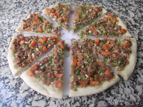 Lahmaçun o pizza turca