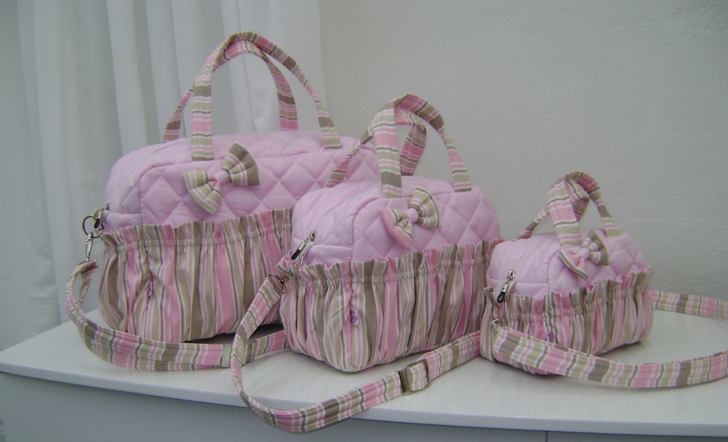 Ateliê Baby e Cia: Kit bolsas de bebê personalizada rosa e bege