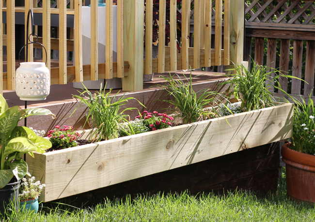 Flower Box on the Side of Deck - Remodelando la Casa
