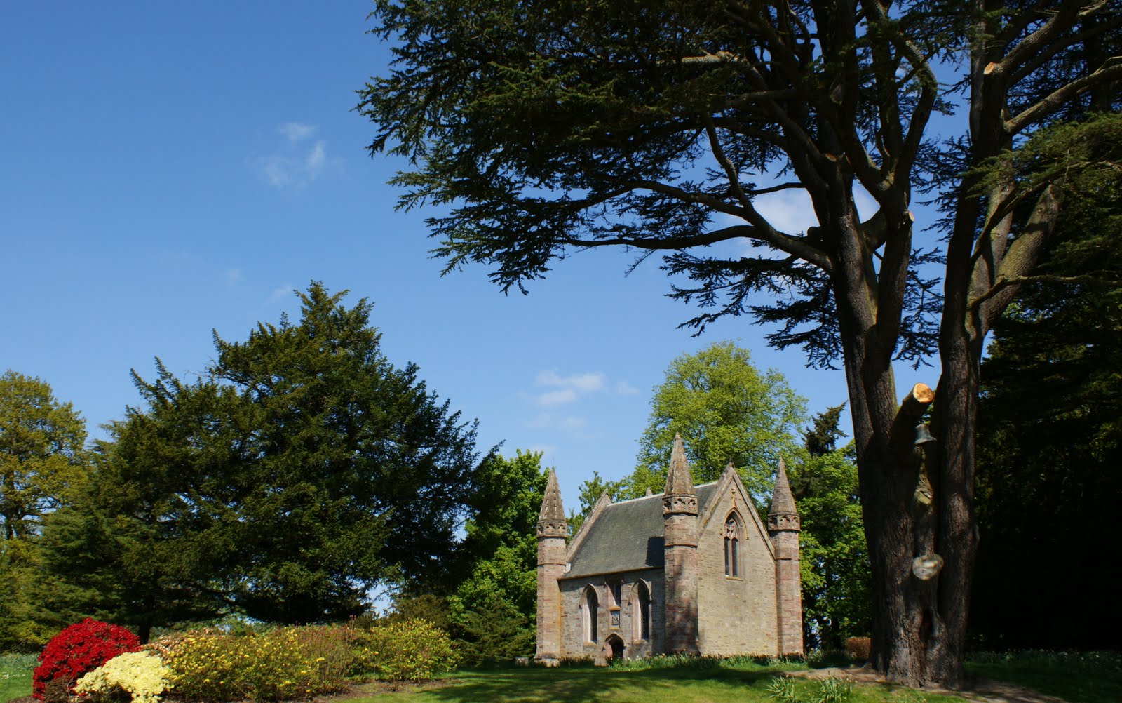 Tour Scotland: Tour Scotland Photographs Moot Hill Scone Palace 27th April