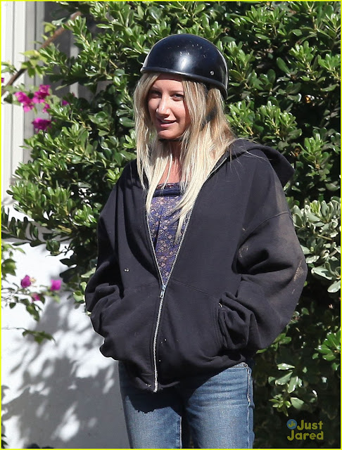 Famous Cream: Ashley Tisdale: paseo en moto de "Sons of Anarchy
