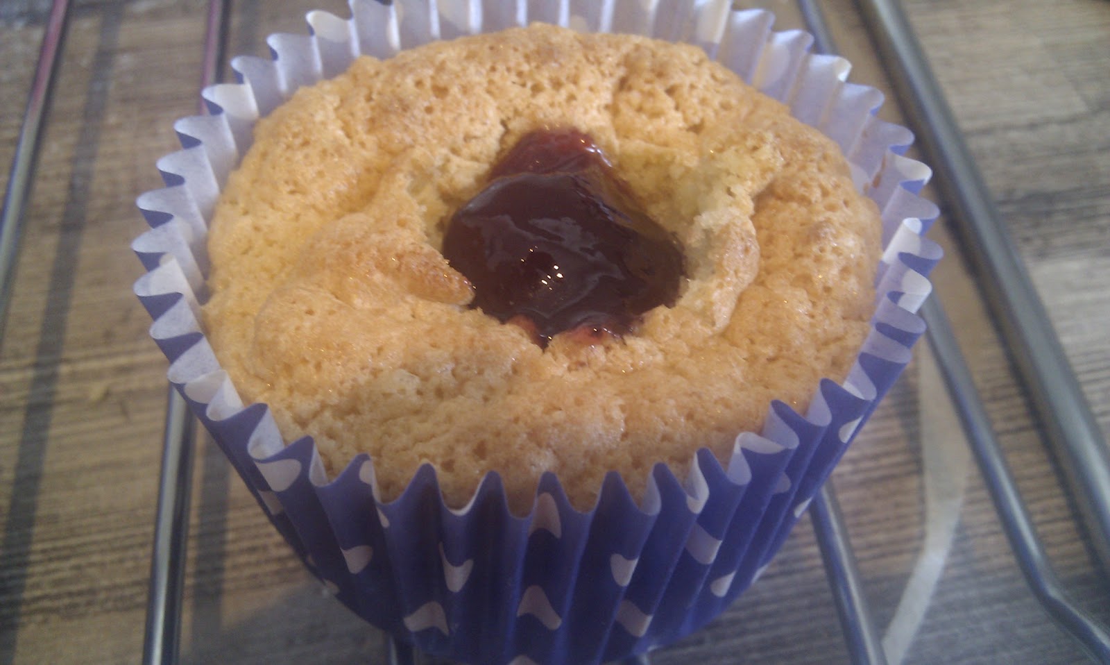 The Consummate Cake Quest: It's Easter! Jammy Dodger Cupcakes and Apple ...