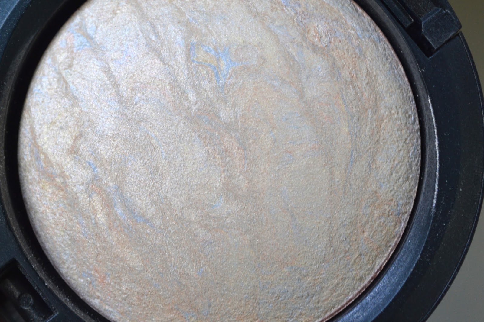 Mac Lightscapade: The Perfect Highlighter for Pale Skin - Beautiful ...