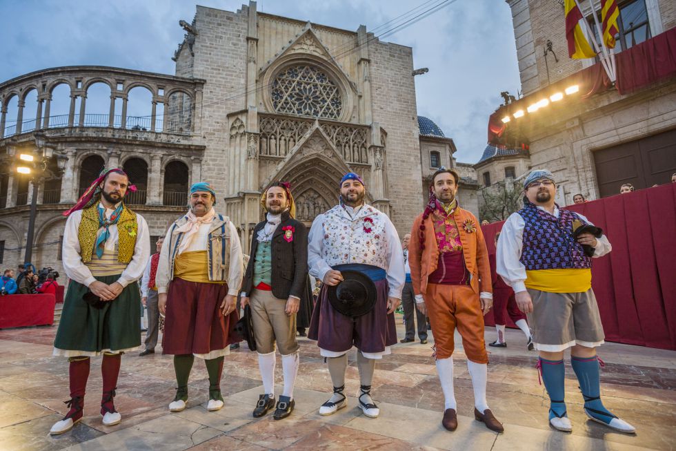 LA EVOLUCIÓN DE LOS TRAJES FALLEROS