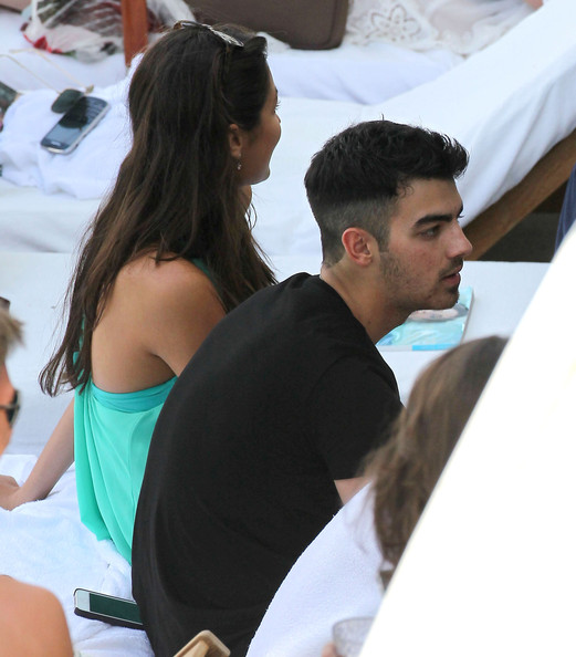 JonasBNoticias: Joe Jonas con amigos en el área de la piscina del hotel ...
