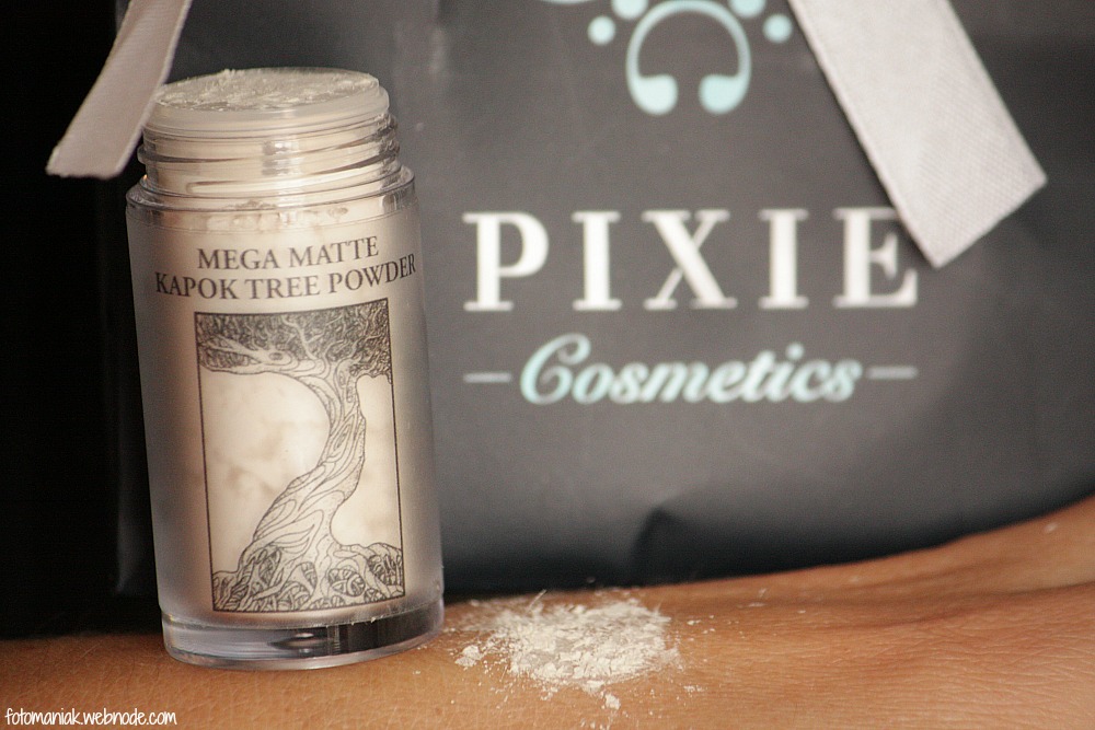 Pixie Cosmetics, Mega Matte Kapok Tree Powder i Flat Top Buffing Brush