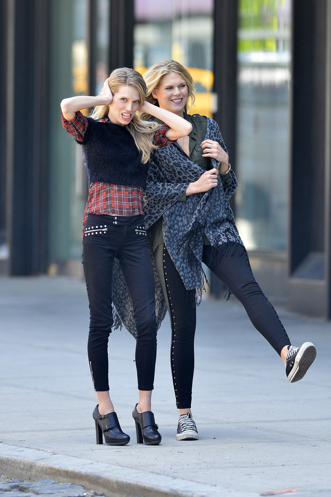 Stones Please Don`t Stop: Theodora y Alexandra Richards haciendo una ...