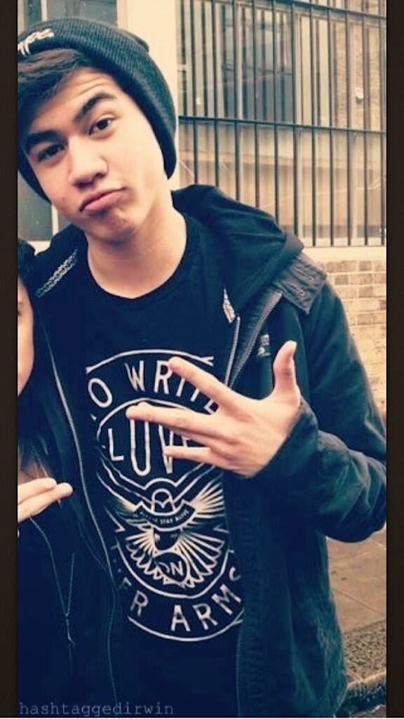 5 Seconds Of Summer Information: Calum Thomas Hood.