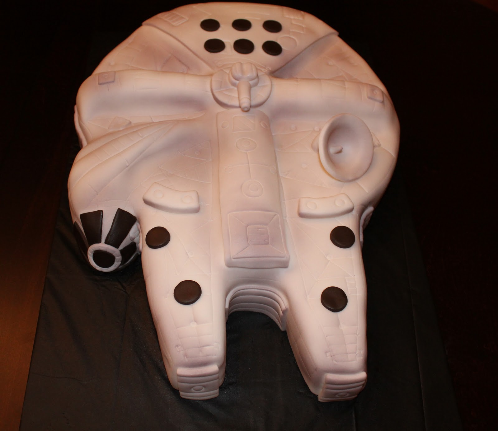 Creative Cakes by Lynn: Millenium Falcon Cake