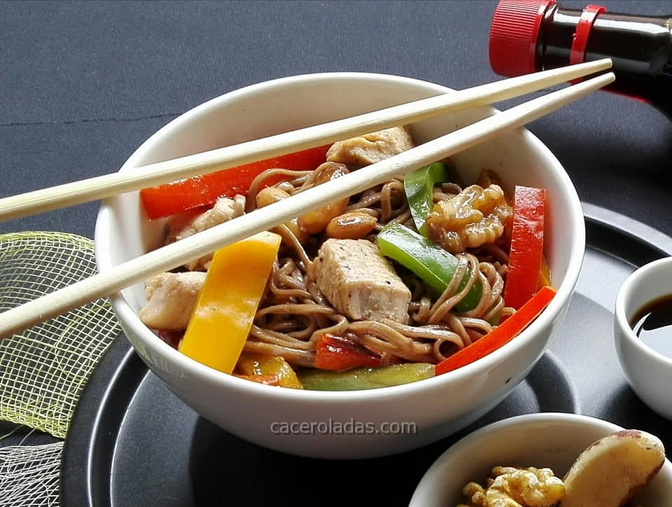 Fideos soba con verduras salteadas, pollo con frutos secos aderezado ...