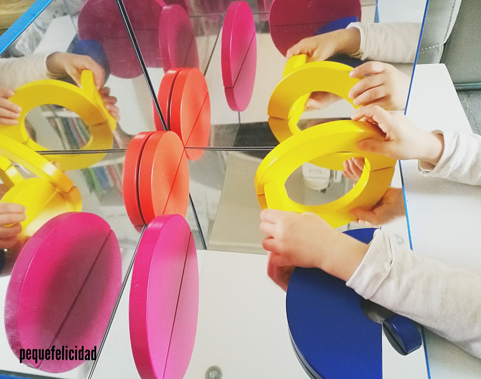 PEQUEfelicidad: EL ESPEJO COMO ELEMENTO DE JUEGO Y EXPERIMENTACIÓN