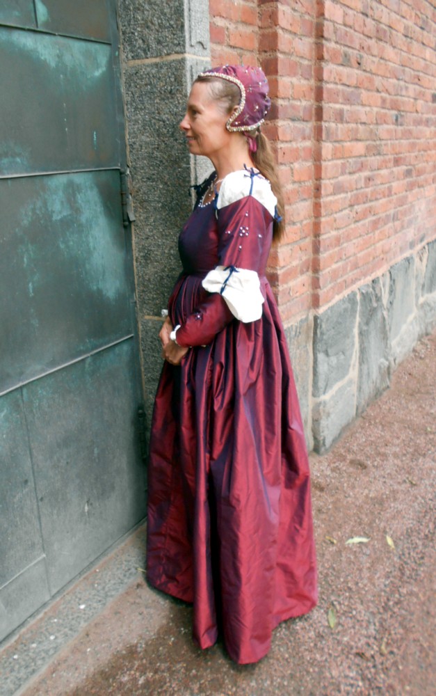Eva's historical costuming blog: Italian 15th century gown in shot silk