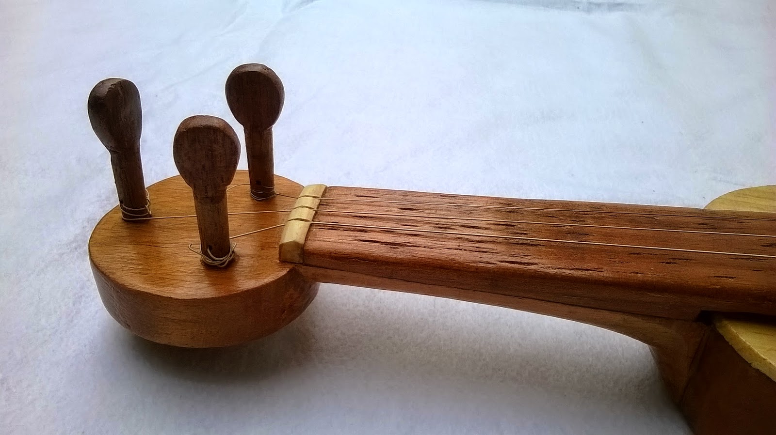 Barro e Cordas: Rabeca modelo Medieval