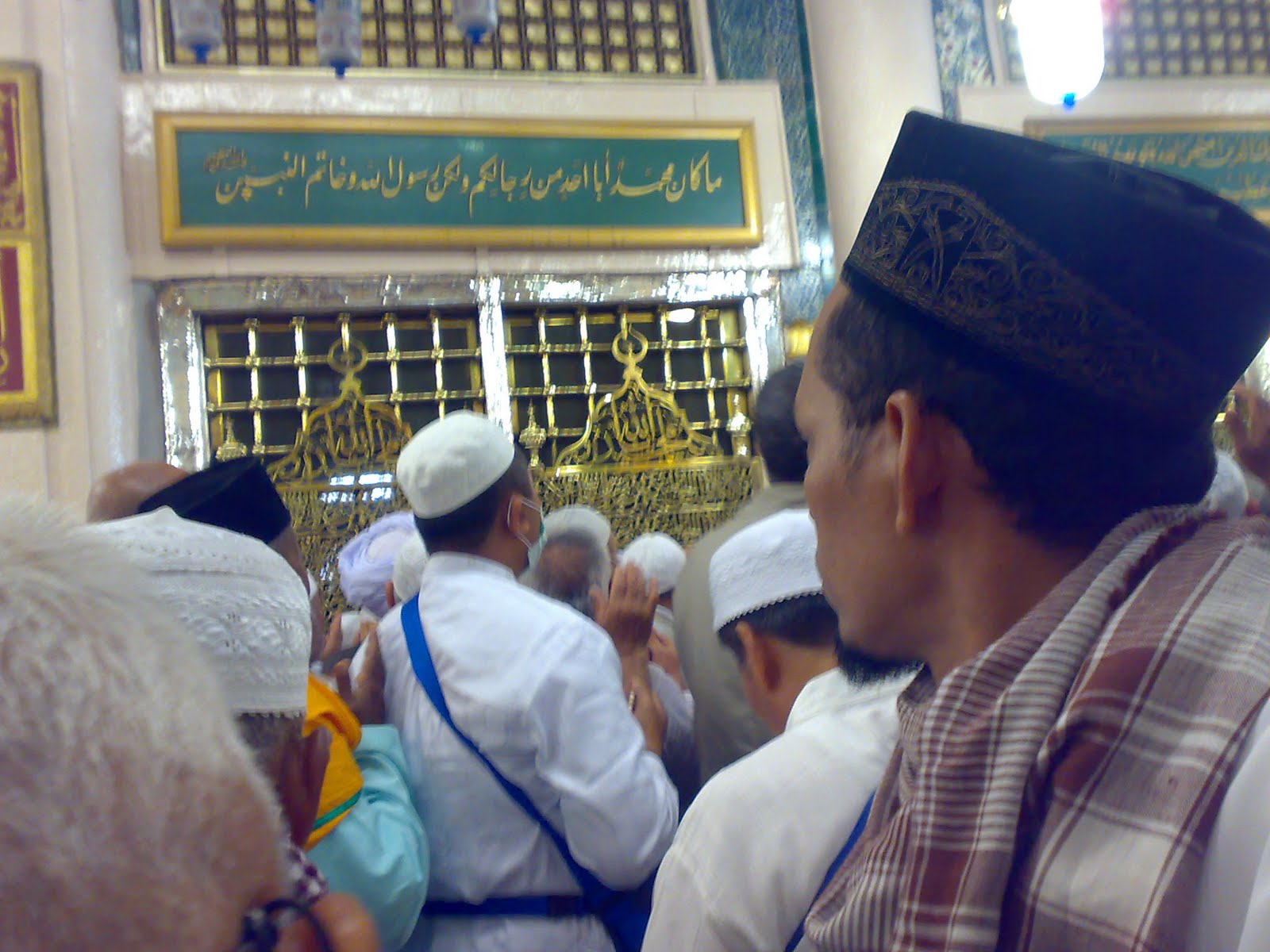 ILMU ADALAH NUR: di depan makam Yang Mulia Baginda Nabi .MUHAMMAD ...