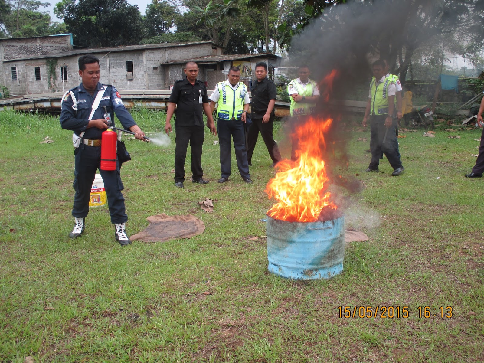 Latihan Cara Memadamkan Api Oleh Tim Divisi Pemadam Kebakaran K3 ...