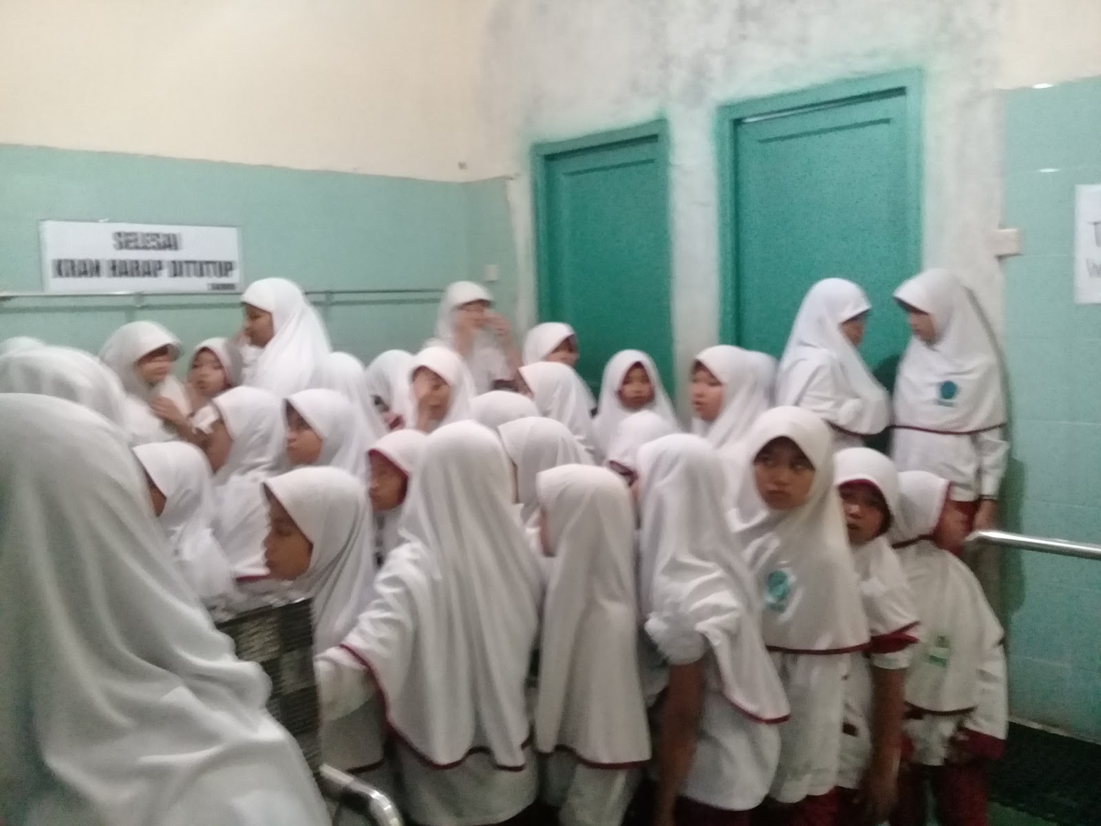 Rumpun Jiwa: Budaya Antri Berwudhu Hingga Polimia