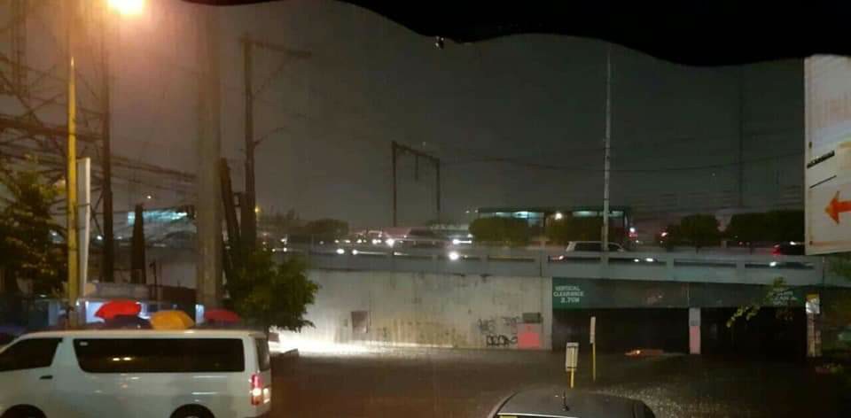 Magallanes Bridge binaha matapos umulan ngayong gabi