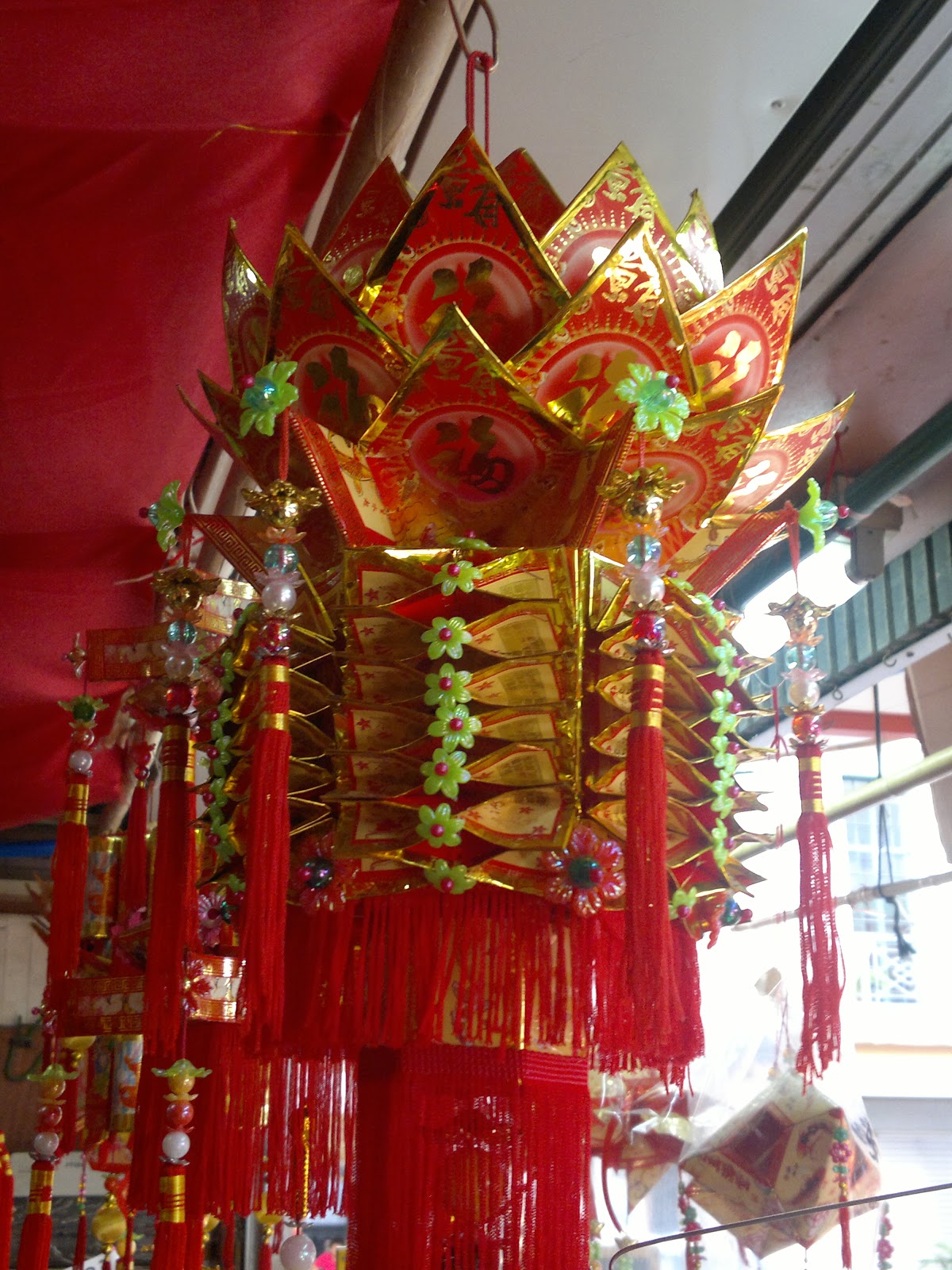 loobee: CNY 2013: More ang pow lanterns from Chinatown...