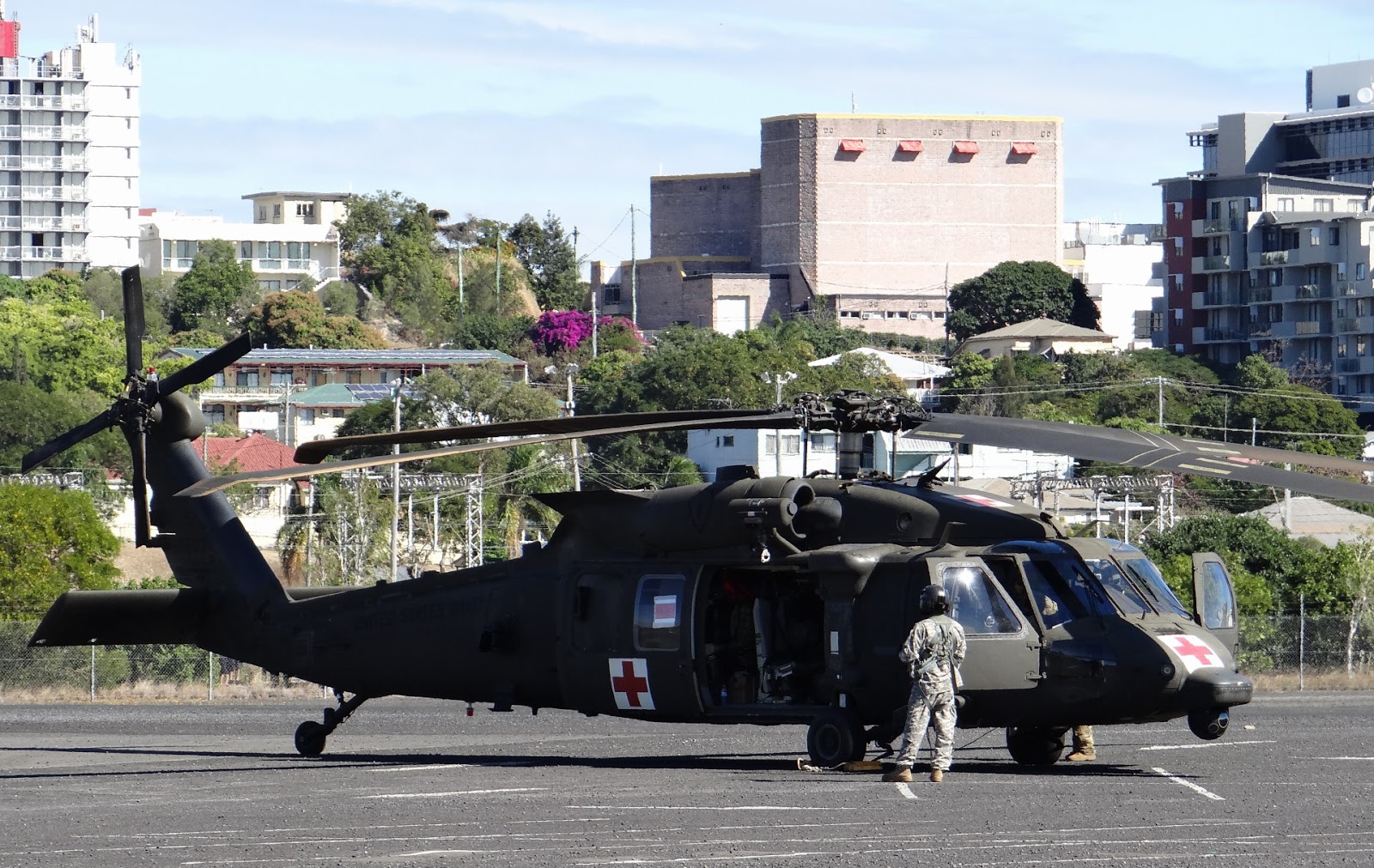 Air Queensland.blogspot: US Army Boeing AH-64 Apache and Sikorsky UH-60 ...