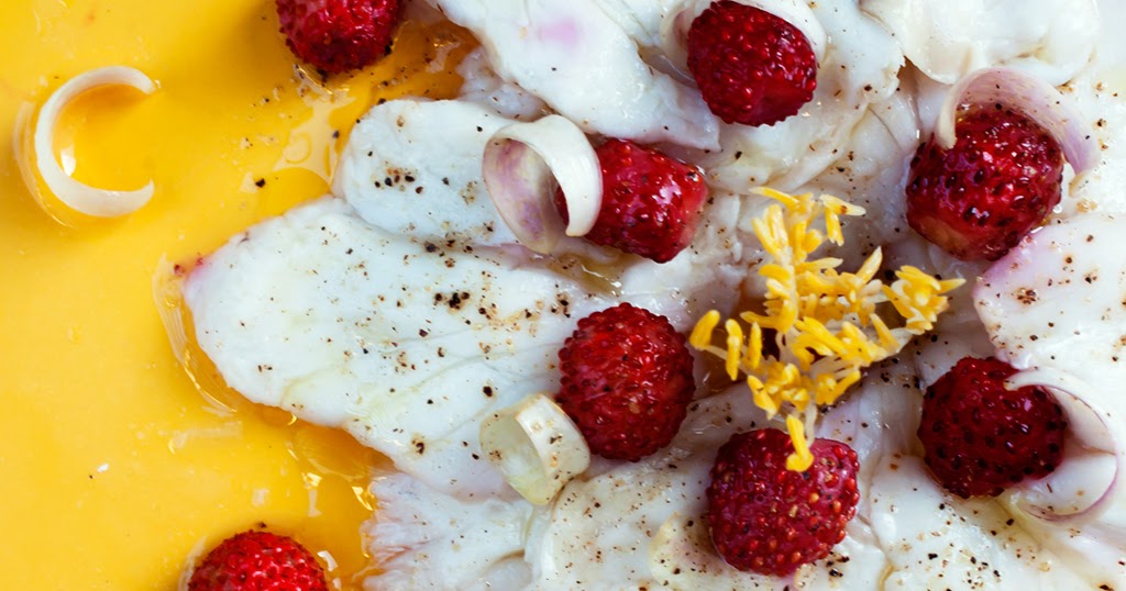Petali di merluzzo marinato al lime con fragoline di bosco e fiori di ...