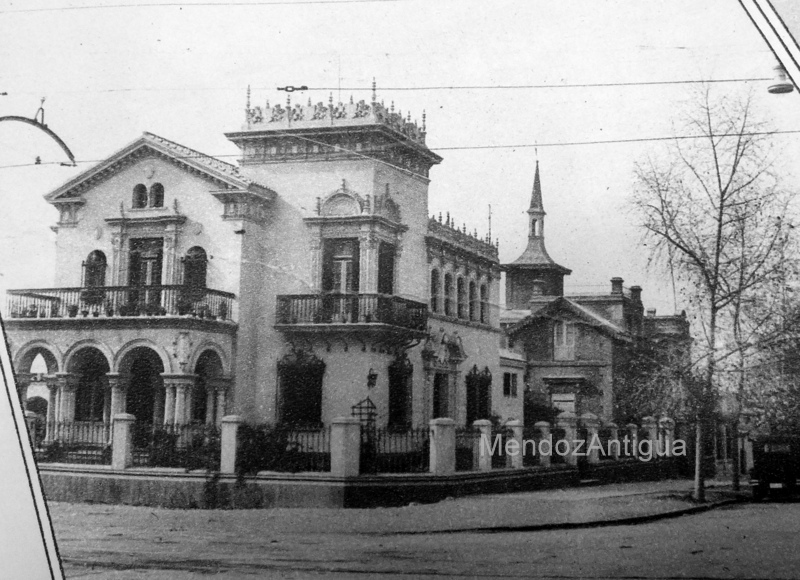 Residencia de la Familia Arenas, ubicada en la intersección de calles ...
