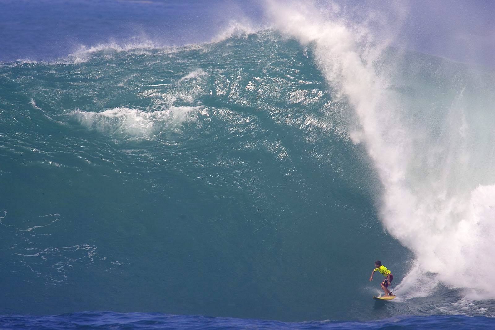 Kahuna Bay Beach Wear: Seven-metre waves hit Hawaii surf event
