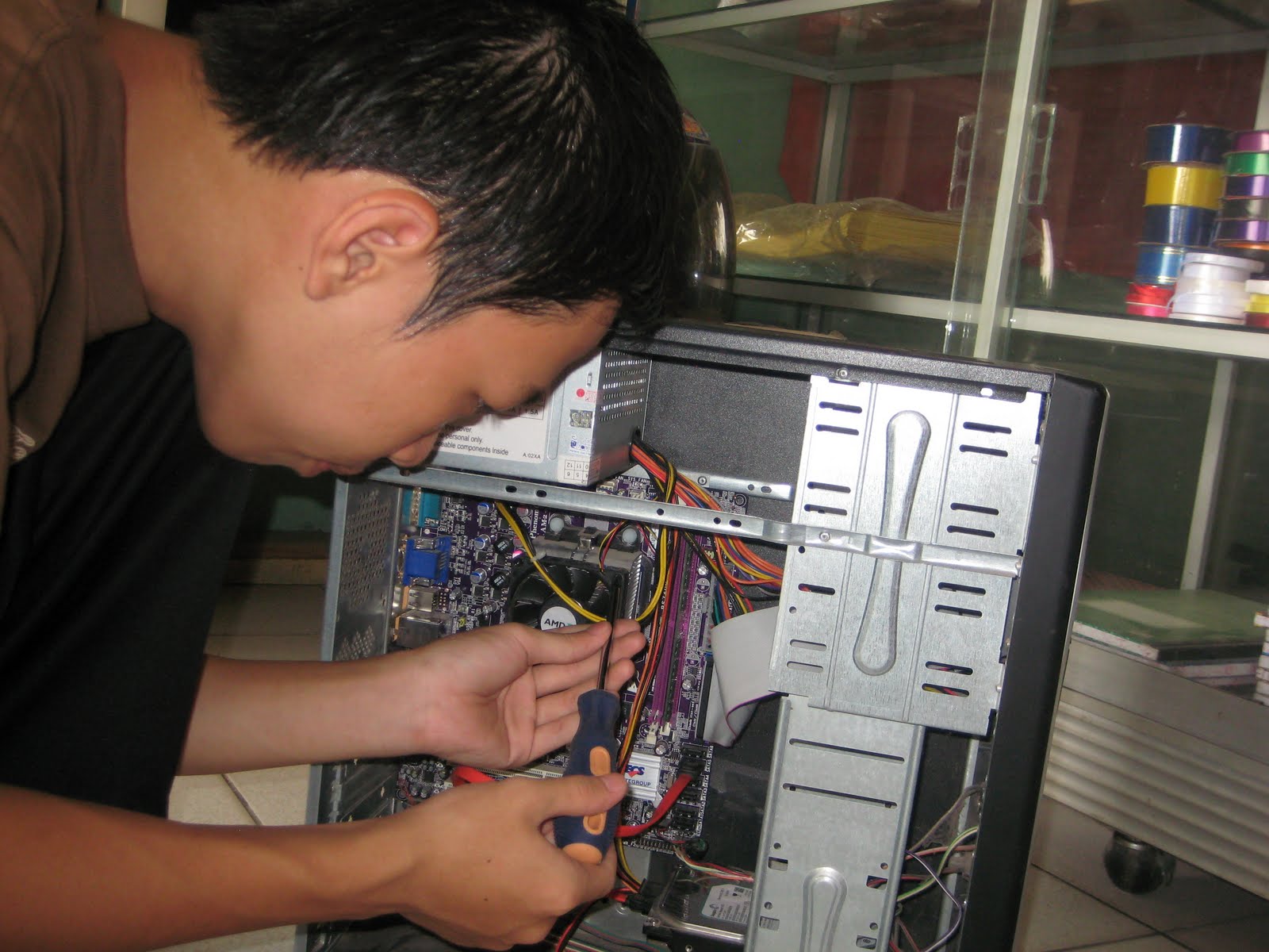 QIRANISA'S TRICKY COMPUTER BLOG: CARA MERAWAT KOMPUTER