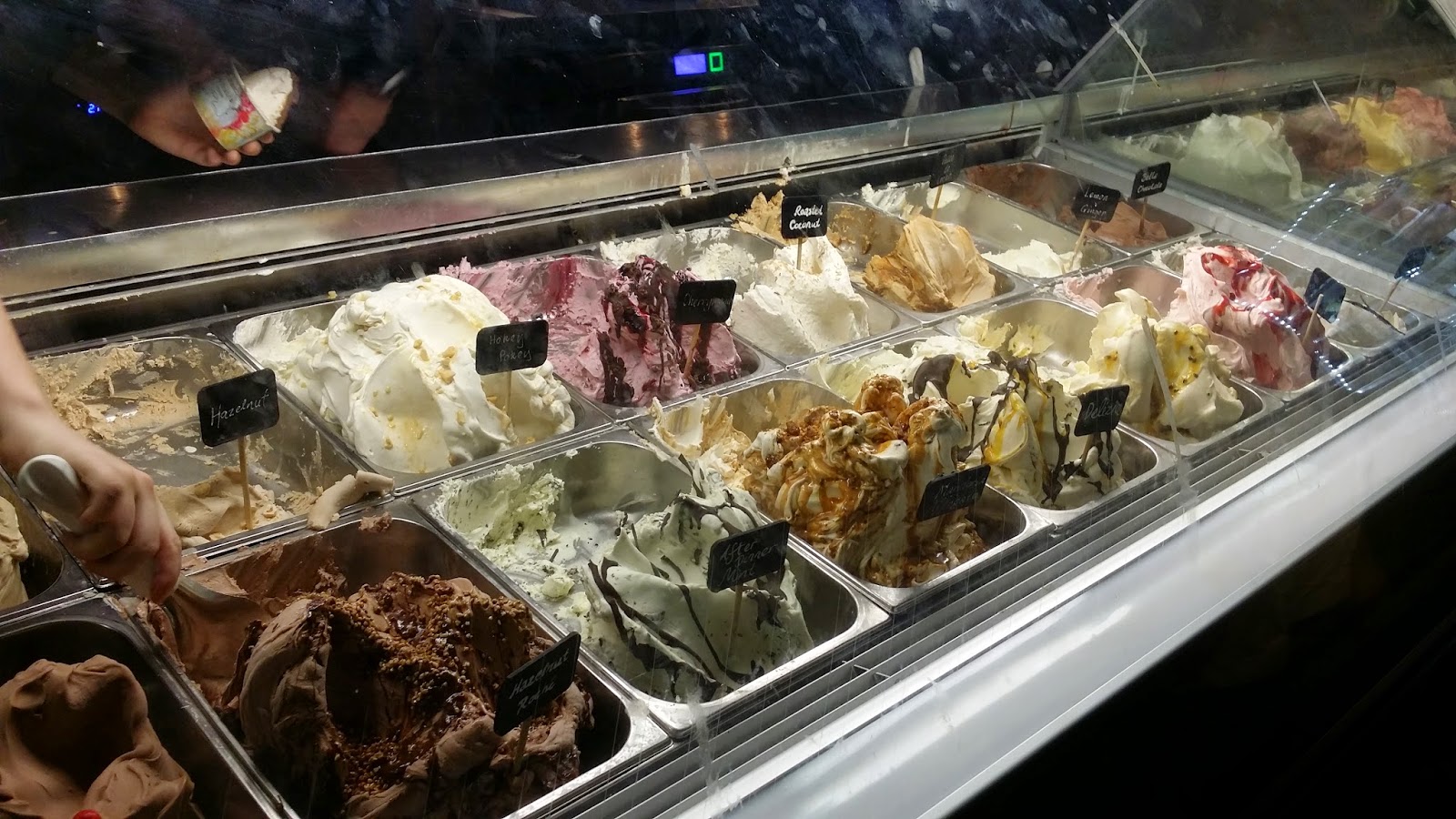 Ewy's J'adore : Foodie Review~ Cow and Moon Gelato Bar [Newtown]