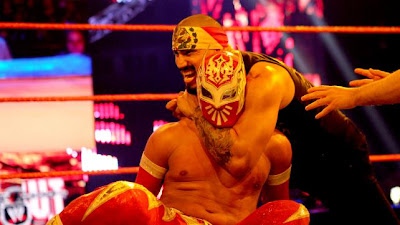 WWE In live!!!!: SIN CARA vs HUNICO