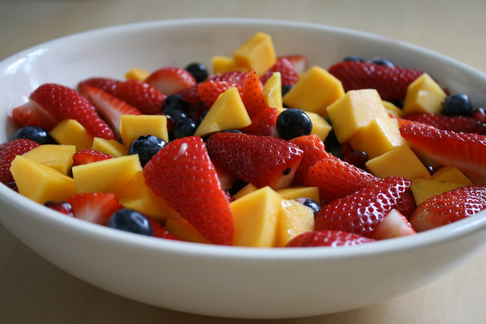 Brunch etc.: Summery fruit salad (with strawberries, blueberries, mango ...