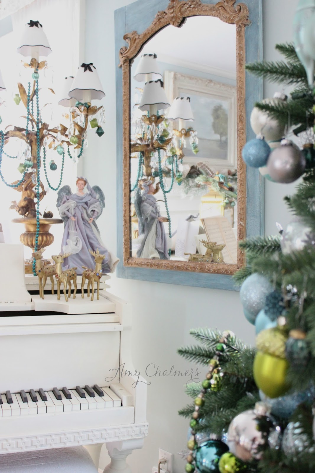 Maison Decor: Blue Angels and Pink Santas
