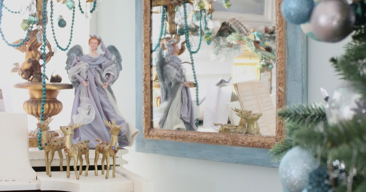 Maison Decor: Blue Angels and Pink Santas