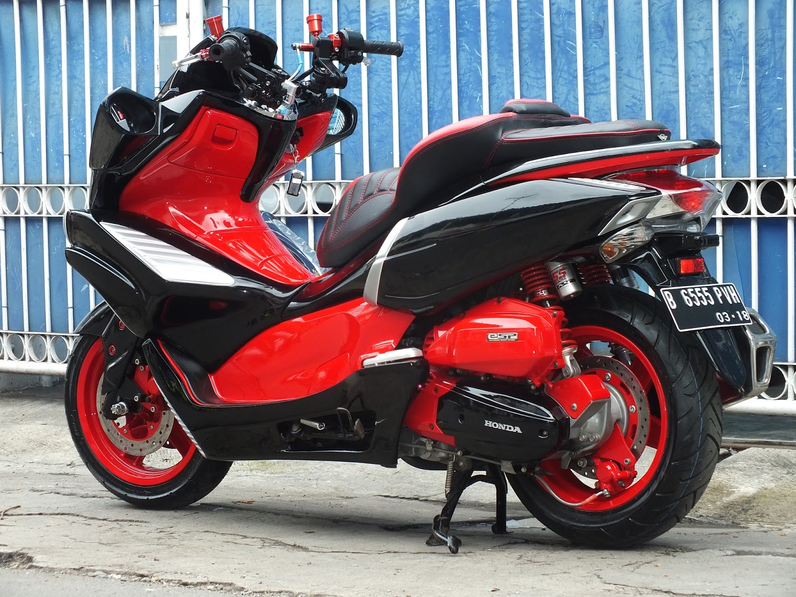 Ngecat MOTOR: HONDA PCX 2013 CUSTOM PAINT BLACK AND RED FERARRI Pesanan ...