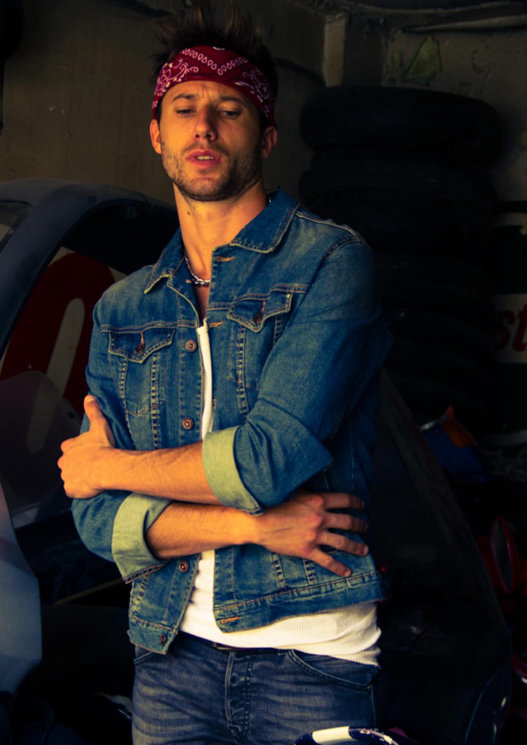 Andreas Bichler adopta looks con influencia de los años noventa para ...