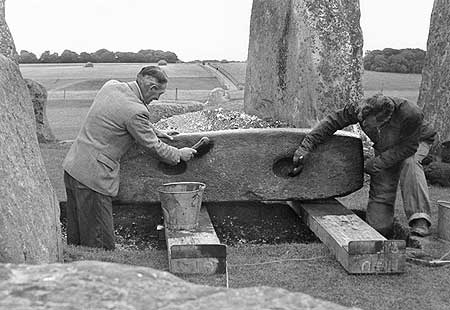 TheGreatWhiteCosmicBatNews: FAKEHENGE : Did you know Stonehenge Is A Fake