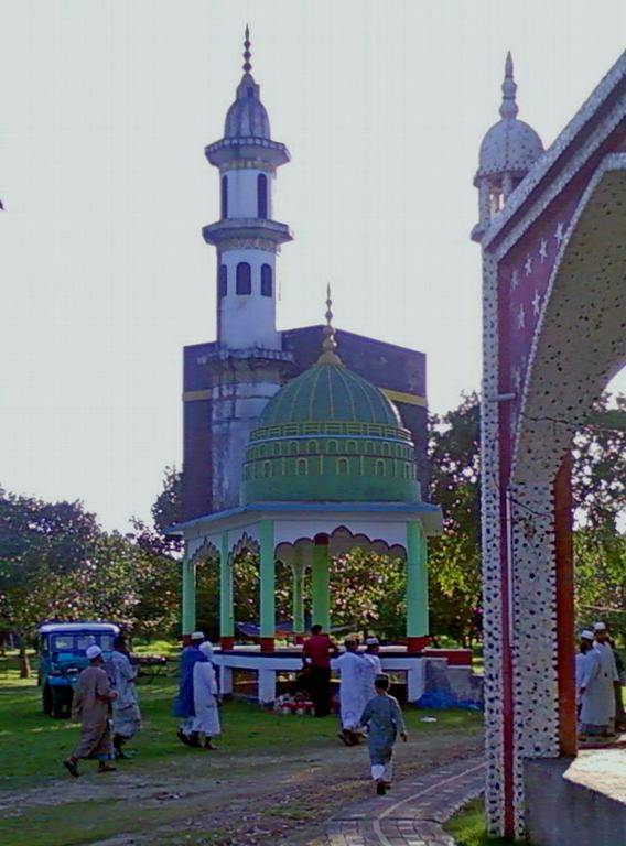 World's Mosques (Masjid): Minar in the model of Haram (Ka'ba) and dome ...