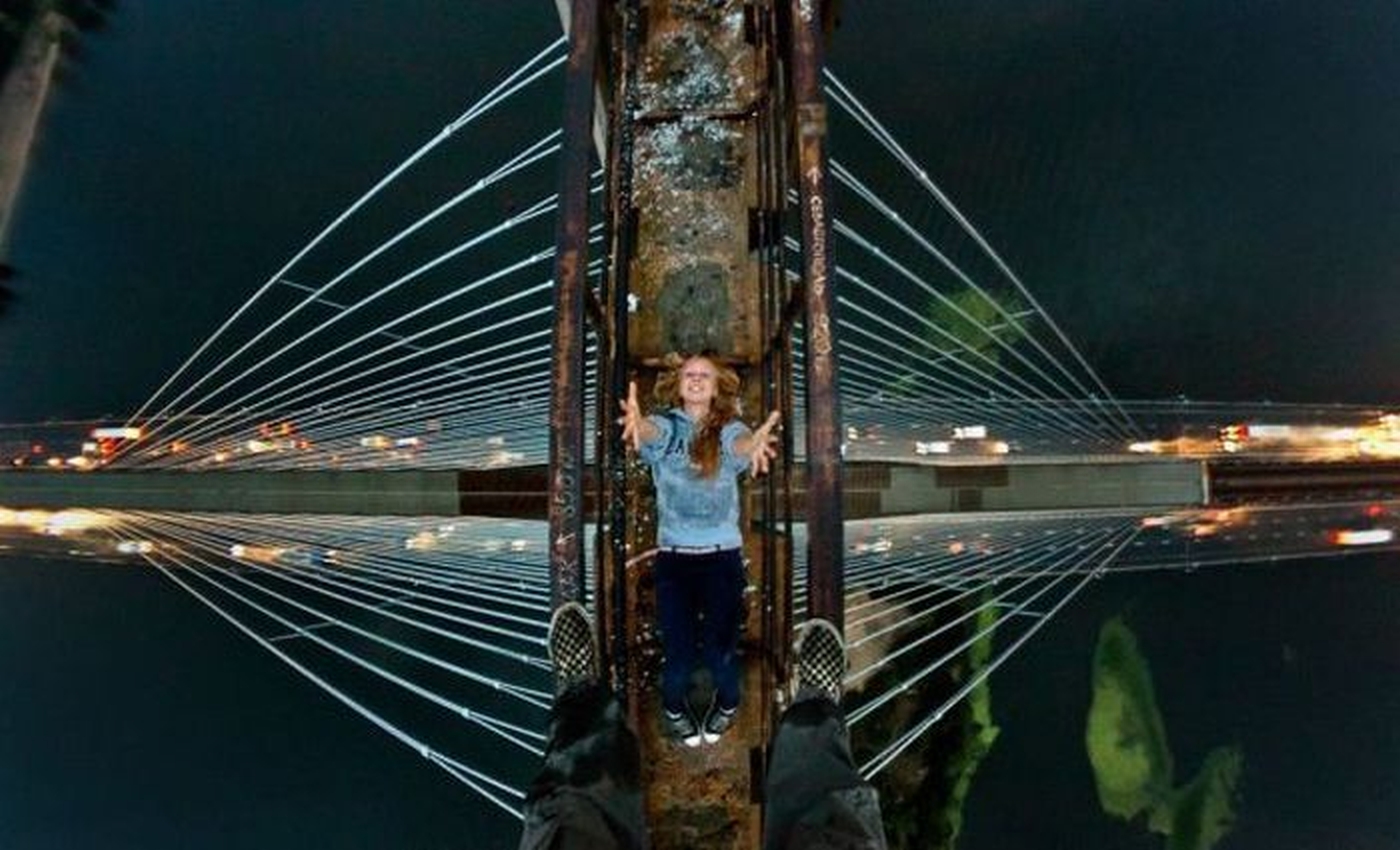 Las Fotos Mas Alucinantes: chica atrevida en el puente