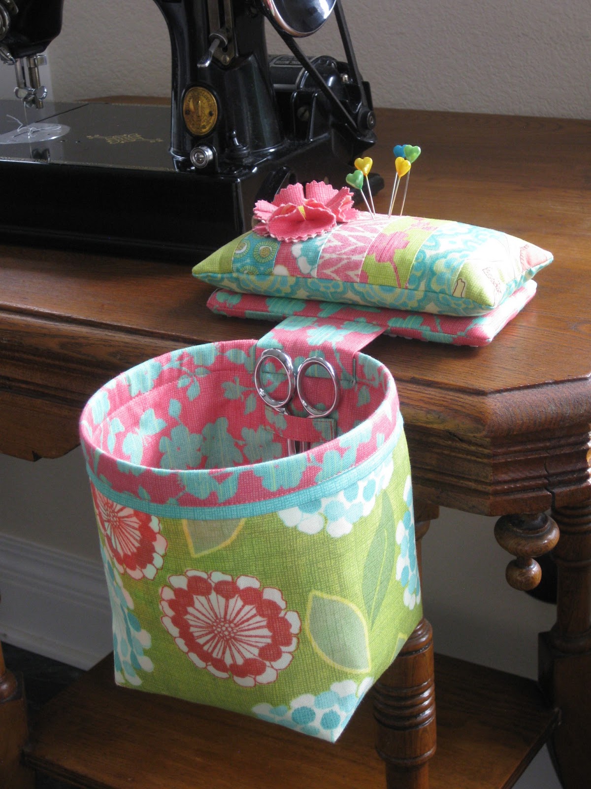 Curry Bungalow: My Sew In Style Thread Catcher Pattern Has Launced!
