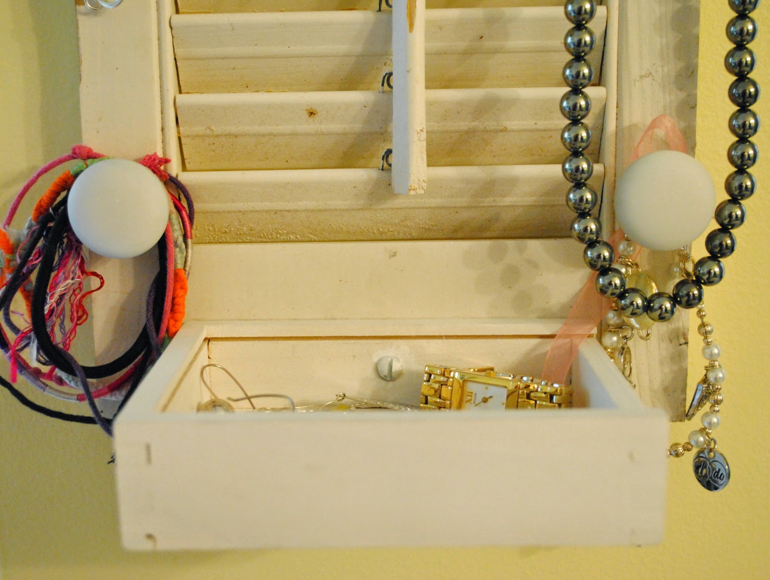 Thrift My House: Shutter Jewelry Organizer