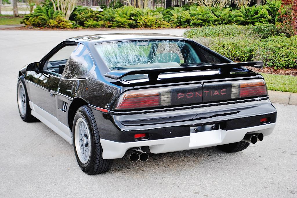 5k Flash: 1987 Pontiac Fiero V6 MT - DailyTurismo