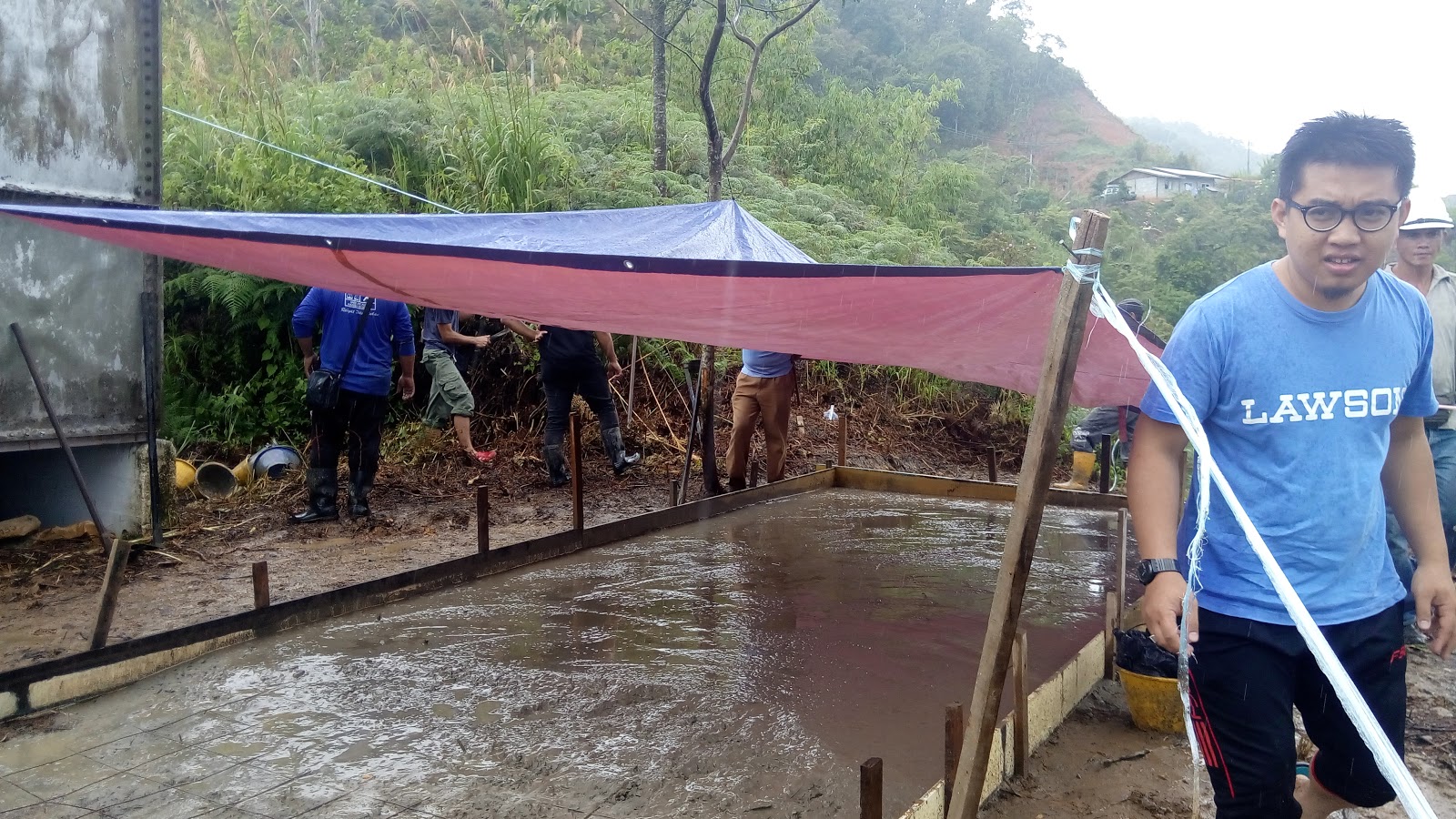 GOTONG ROYONG MEMBINA TAPAK TANGKI BEKALA AIR | Dunia Kami (Kg Pinausok)