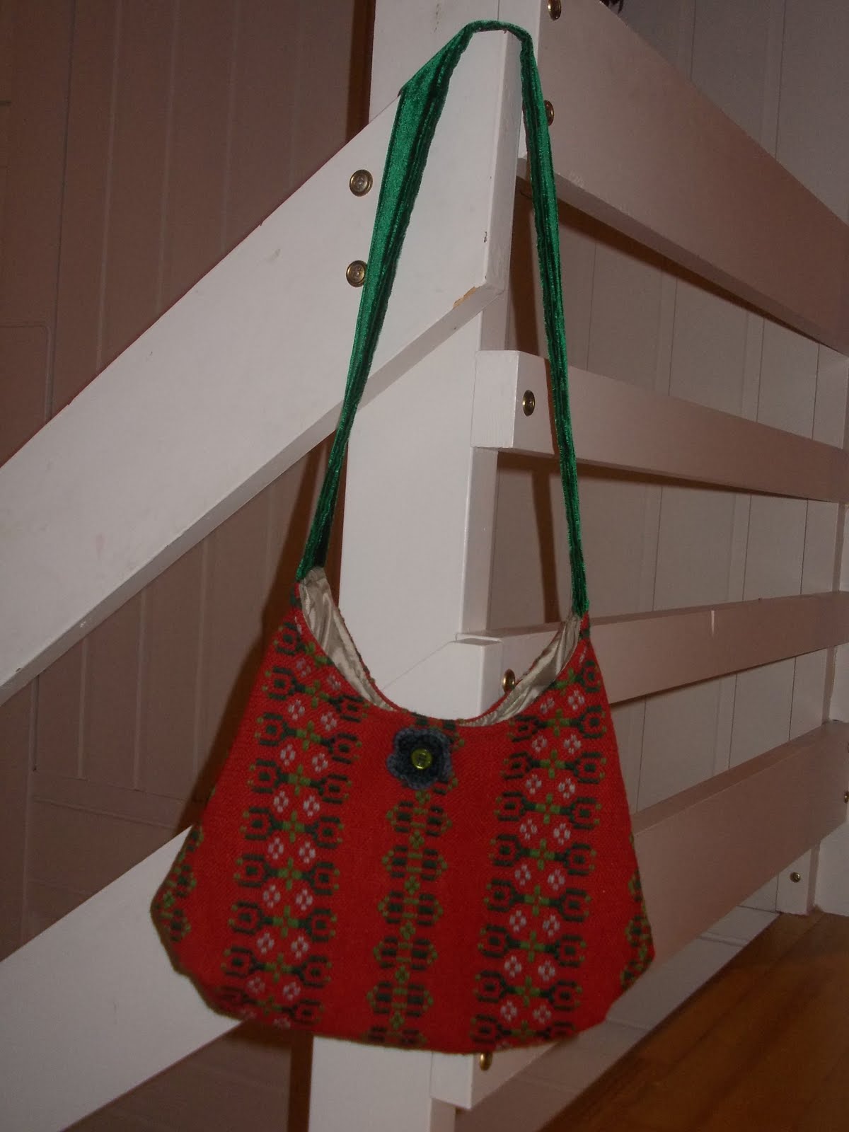 Englemor: Vesker av gamle puter og vevde stoffer