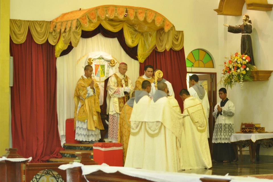 New Liturgical Movement: Pontifical Mass in the Philippines